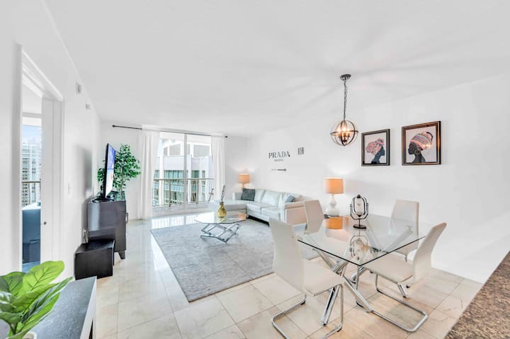 Modern 1 Bed Downtown Brickell W/ Free Parking - Miami, FL