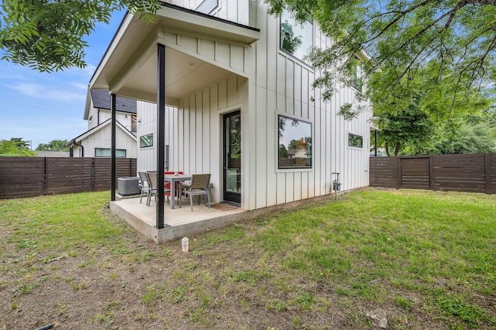 Artist's Hideaway - Near Downtown | Work Friendly - Austin, TX