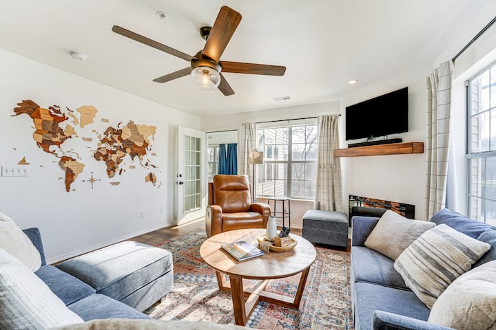 Sunroom, Fireplace: Lakefront Branson Condo - Branson, MO