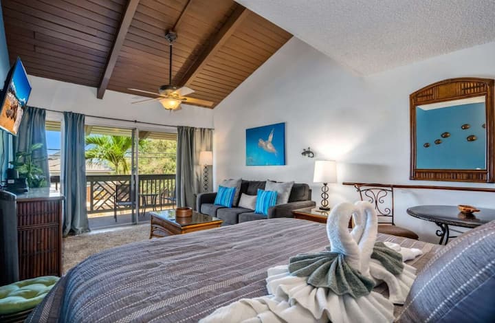 Partial Ocean View Studio Right Across From Beach - Kihei