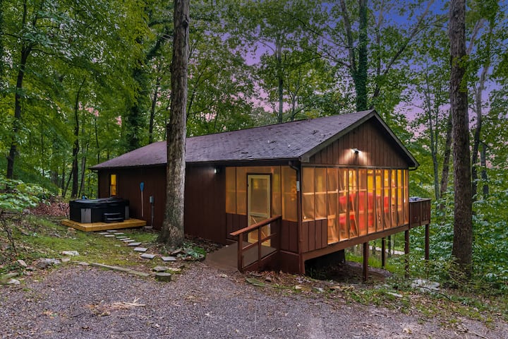 River Cabin W/ Hot Tub, Screened Porch & Fire Pit - Great Cacapon, WV