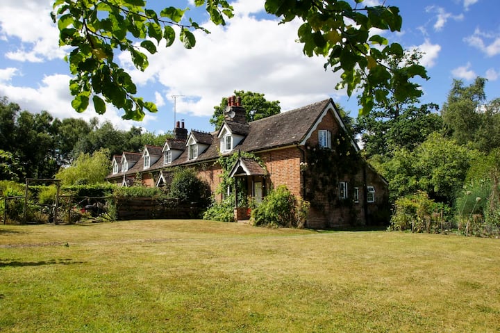 Beeches Cottage |Garden| By Brighton Holiday Lets - Crawley