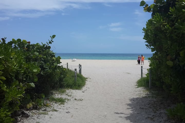 Miami 2 Bed Condo W/beach Service & Free Parking - Miami Beach, FL