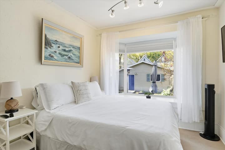 Entire Character Home In City Park - Saskatchewan