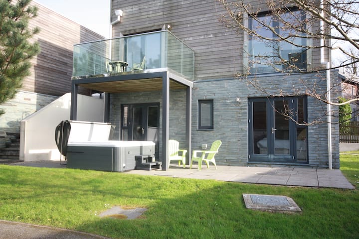 House 10: Decked Rooftop, Balcony & Hot Tub - Polperro