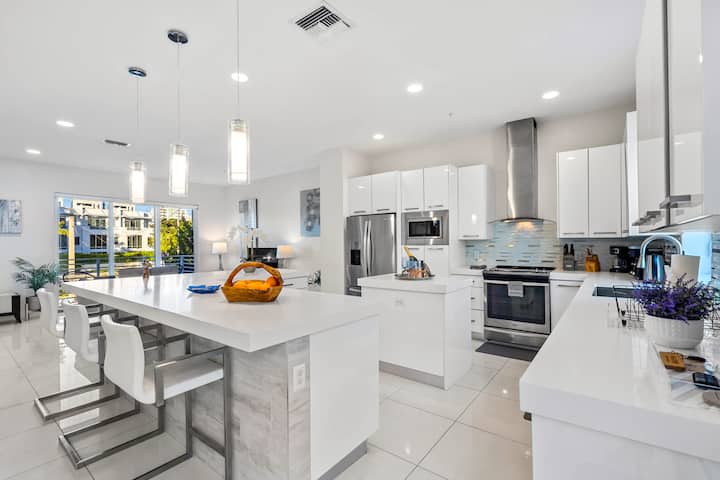 Modern 4 Bedroom Townhome Near The Ocean - Pompano Beach, FL
