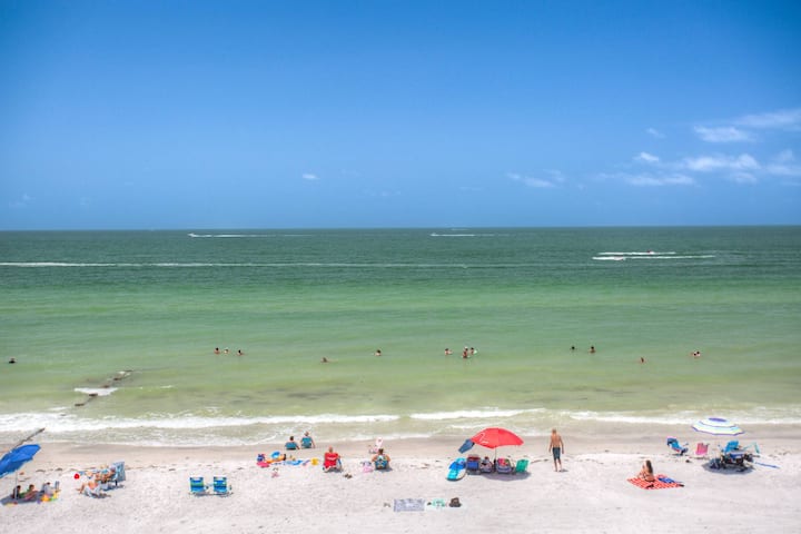 Beachfront Spectacular! Heated Pool. Great Value. - Madeira Beach, FL