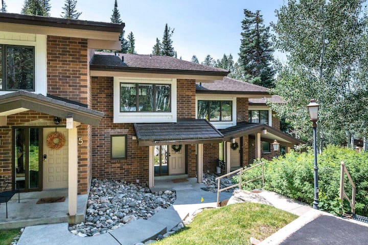 On Mtn/creek+walk To Trails-grill-w/d In Unit-deck - Steamboat Springs