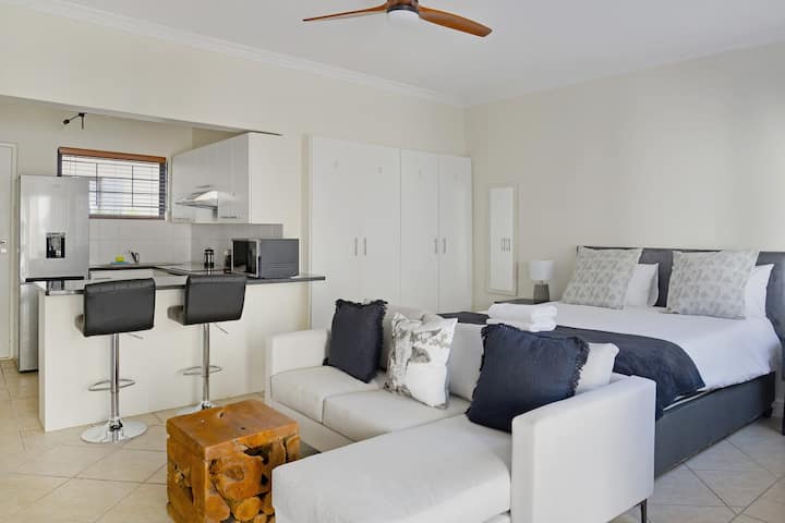 Modern Sea Point Oasis | Garden, Pool & Gym Access - Camps Bay
