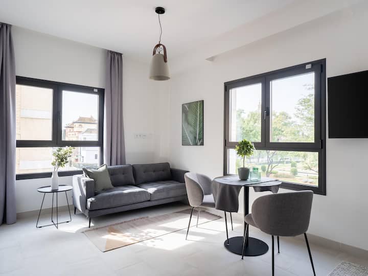 Limehome Sevilla Torcuato L. D. Tena | Studio Lt - Sevilla, España