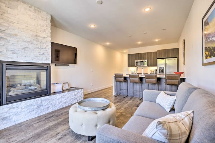 Hot Tub & Balcony: Riverfront Silverthorne Condo! - Silverthorne, CO