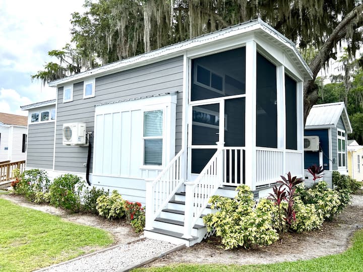 Tiny House Near Orlando-the Sea Glass House - Clermont, FL