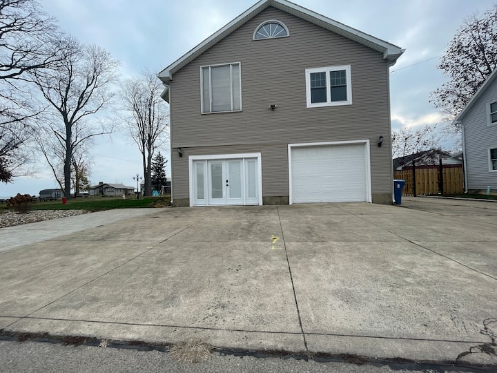 Waterfront Castle W/stunning Views Walk To Beach! - Lake Erie, PA