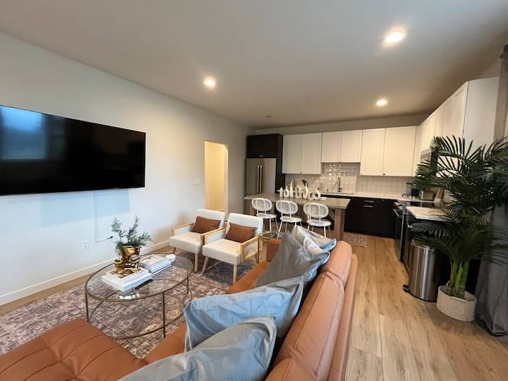 Kenny's Sweet Suite - 84 Walkscore - Madrona Beach Seattle