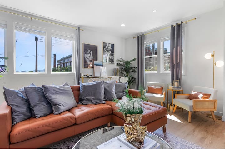 Elvis's Sweet Suite - 84 Walkscore - Georgetown - Seattle