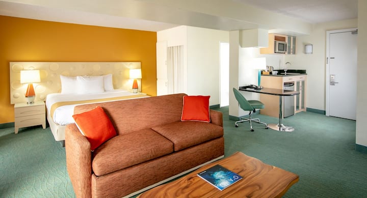 Pets Are Welcome! 4 Units With Kitchenettes! Pool! - Honolulu, HI