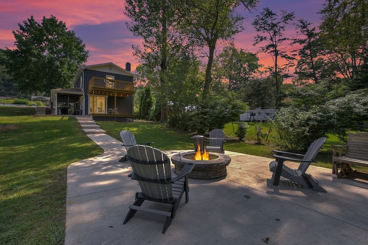 Frog Hollow Lodge | Riverfront, Fire Pit + Kayaks! - Jersey Shore, PA