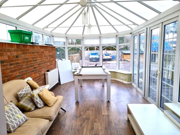 10 Bed, 10 Bath House, Pool Table, 4 Parking Space - Somerford Keynes