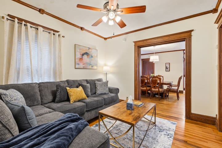 Spacious 4 Bdrm W/onsite Parking & A/c! - Rochester, NY