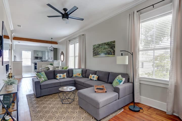 Broad Flat, Modern | Relaxing | Walk to Everything - Apartments for ...