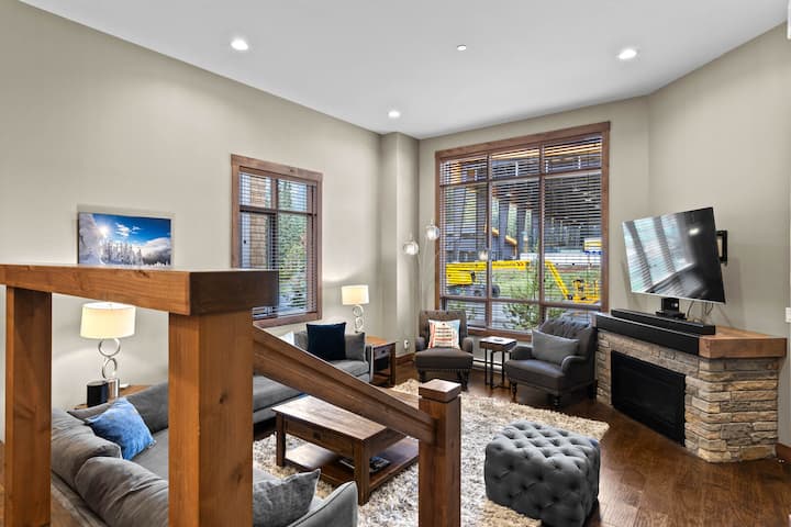 Beautiful Village Walk Townhome In Central Sun Peaks - Sun Peaks