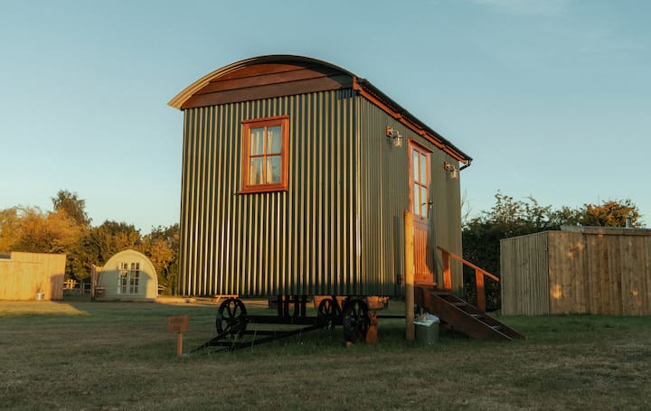 Glamping In Wiltshire In Our Luxury Shepherds Hut - Chippenham