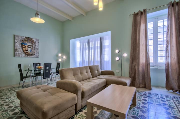 Spacious High Ceiling Sliema Apartment - Malta