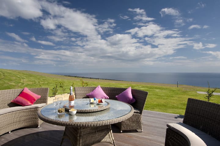 House 37: Elegant Home With Sea Views & Log Burner - Looe