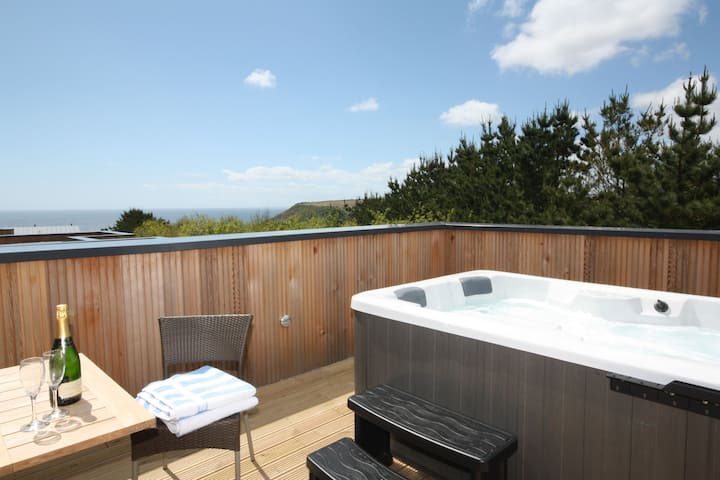 House 47: Roof Terrace, Hot Tub & Pool Table - Polperro
