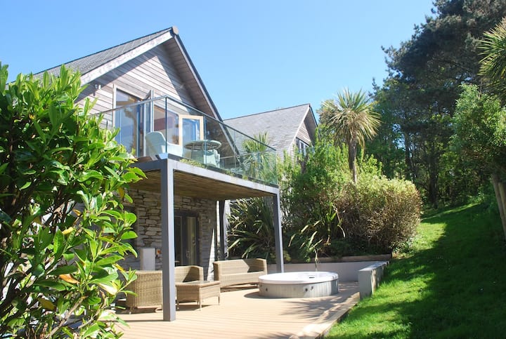House 28: Sea-view Home With Balcony & Hot Tub - Looe