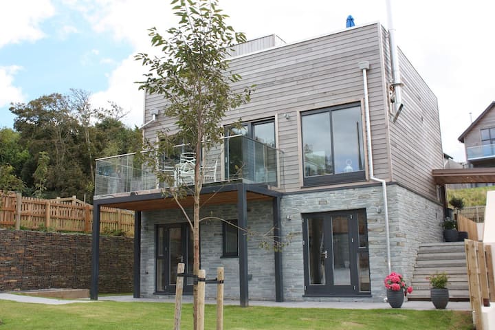 House 17: Rooftop Dining, Jacuzzi & Scenic Views - Polperro