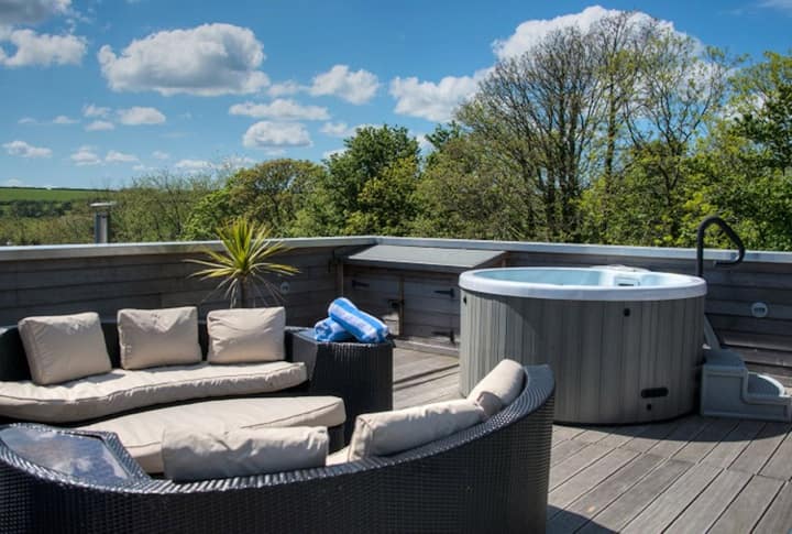 House 2: Detached 4-bed With Hot Tub & Sea Views - Polperro
