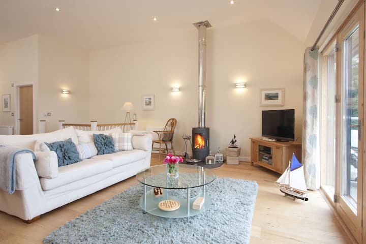 House 23: 3-bed With Hillside Views, Balcony & Bbq - Polperro