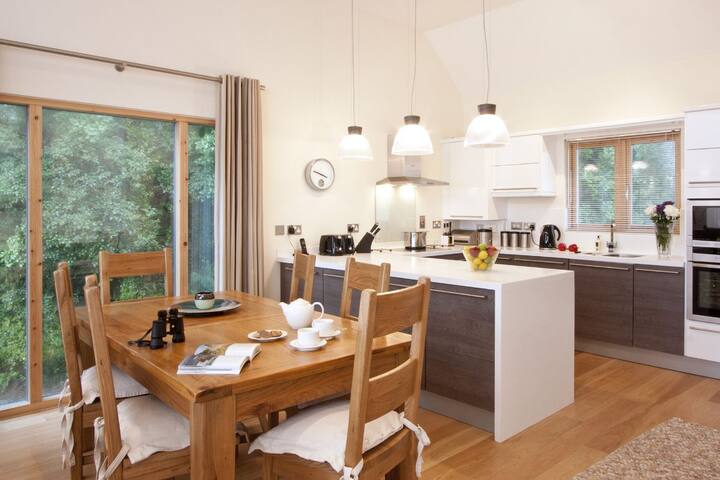 House 22: Vaulted Ceilings, Balcony & Hot Tub - Polperro