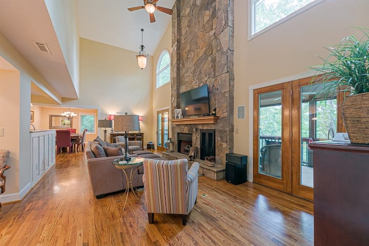 Hideaway Manor - Luxury Home Downtown Helen - Helen, GA