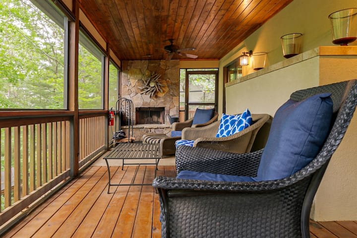 Hideaway Manor - Luxury Home Downtown Helen - Helen, GA
