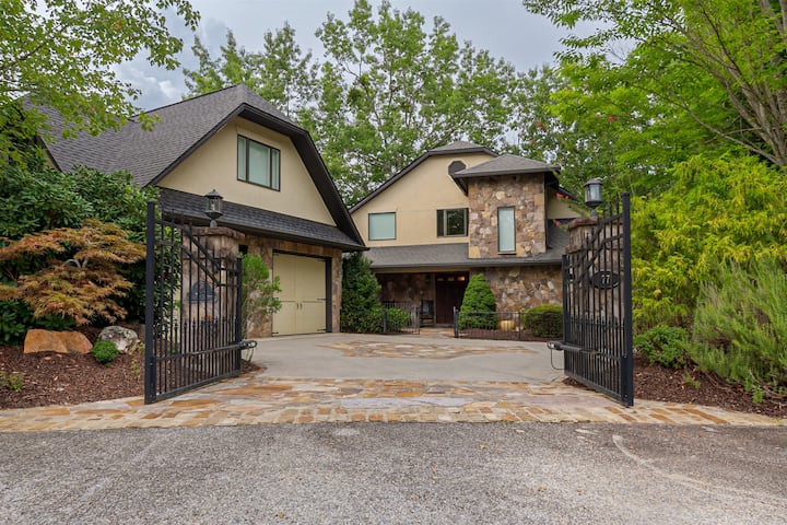 Hideaway Manor - Luxury Home Downtown Helen - Helen, GA