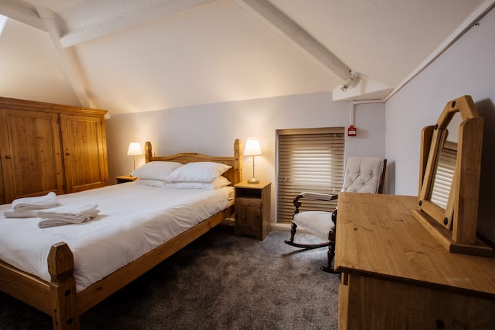 Apartment Sleeps Six With Private Bathroom - 요크