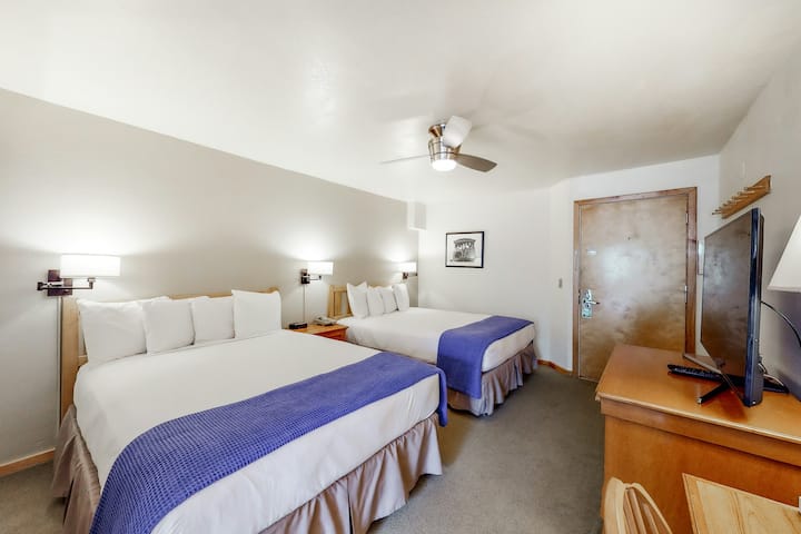 Aspen Mountain Lodge 309: Studio - Walk To Lifts - Aspen, CO