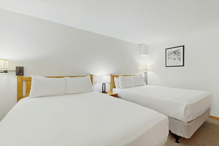 Aspen Mountain Lodge 302: Walk To Lifts Studio - Aspen, CO