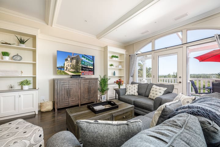 Luxury Penthouse | Ac | Fireplace | Balcony | - Traverse City, MI
