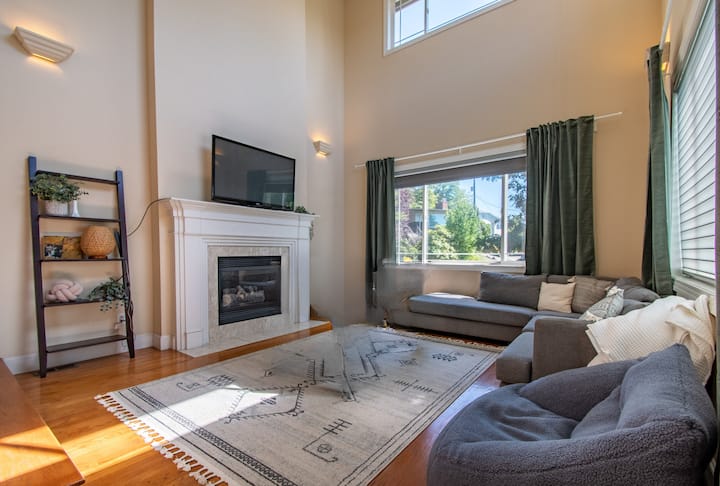 Short Drive To Stadiums - Large 4 Bedroom House - Seattle, WA