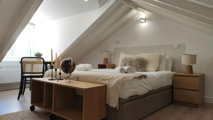 Chiado Modern Attic Duplex 2-bedroom Apartment - Lissabon