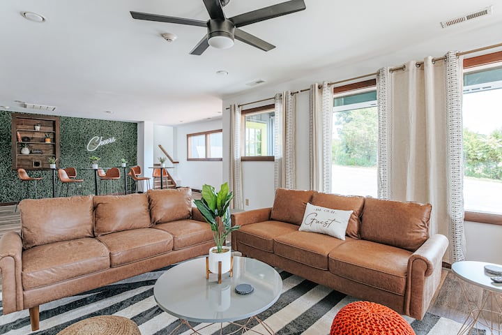 Pet-friendly King Suite W/ Desk & Smart Entry - Wintergreen