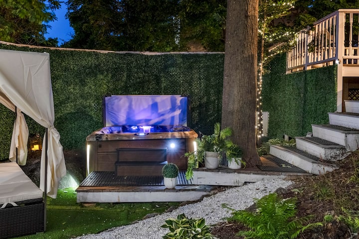 Hot Tub + Walk To Lakeside Dining: Meredith Home! - Laconia, NH