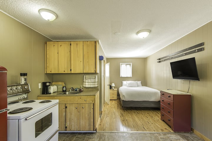Studio Suite With Kitchen - Room 4 - Rossland