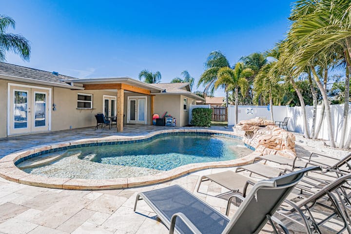 House On 84th W/ Heated Pool & Minutes From Beach - Madeira Beach, FL