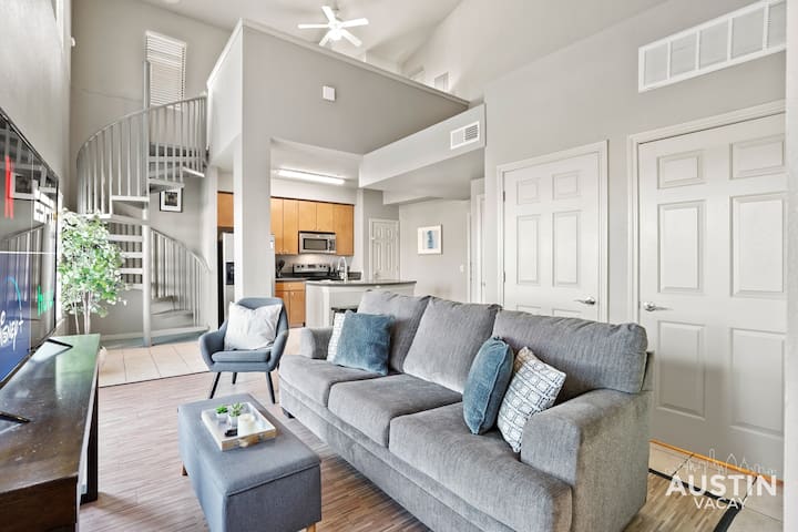 Balcony Skyline View + Spiral Staircase + Near Ut! - Pemberton Heights - Austin