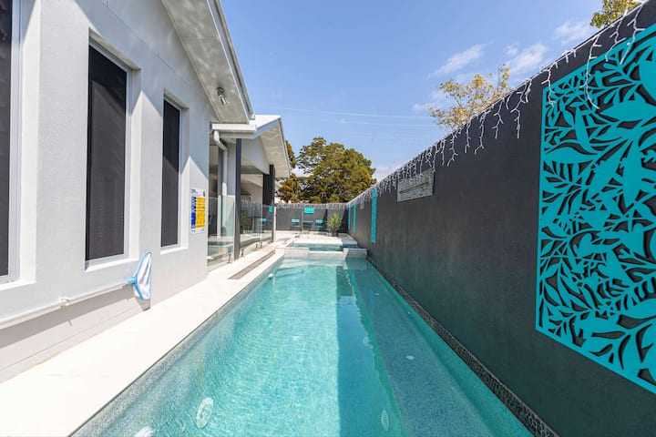 Bribie Breeze Family Retreat With Pool & Bbq - Bribie Island