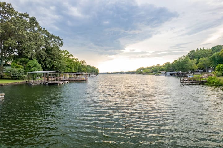 Chic Lakefront Retreat: With Private Dock And Bbq! - Hot Springs, AR